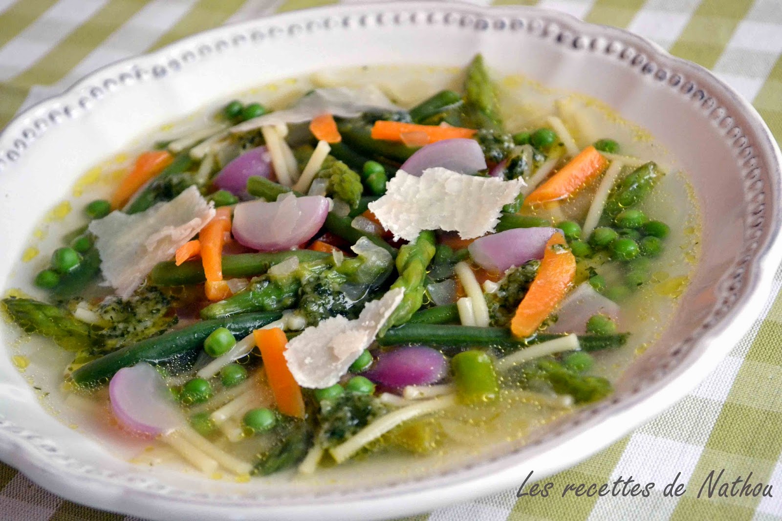 Minestrone printanier aux légumes croquants et pesto | soto