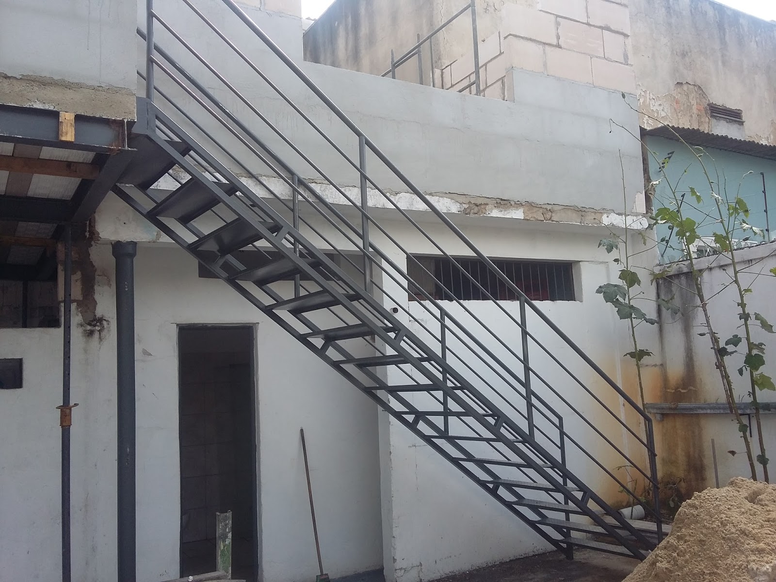 SOF SERRALHERIA OLIVEIRA E FARIA LTDA: ESCADA EM CHAPA XADREZ