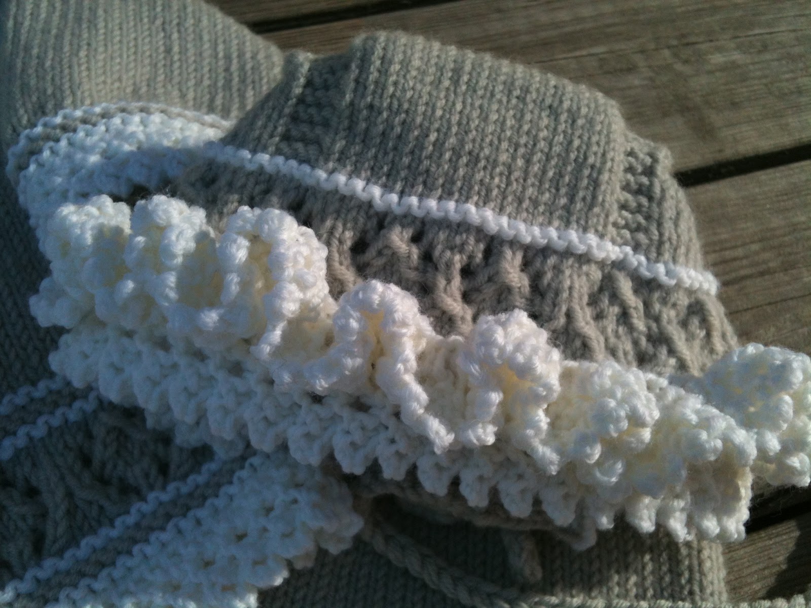 Emme: Hentesett i nydelig grått og hvitt