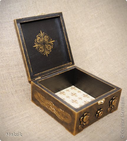 Técnica fácil para decorar cajas con botones y plantillas ~ lodijoella