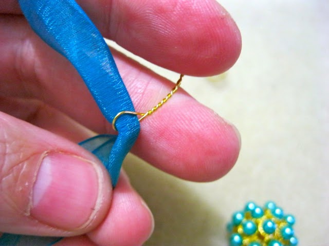 Raziela Designs: DIY: Ribbon Bead Earrings