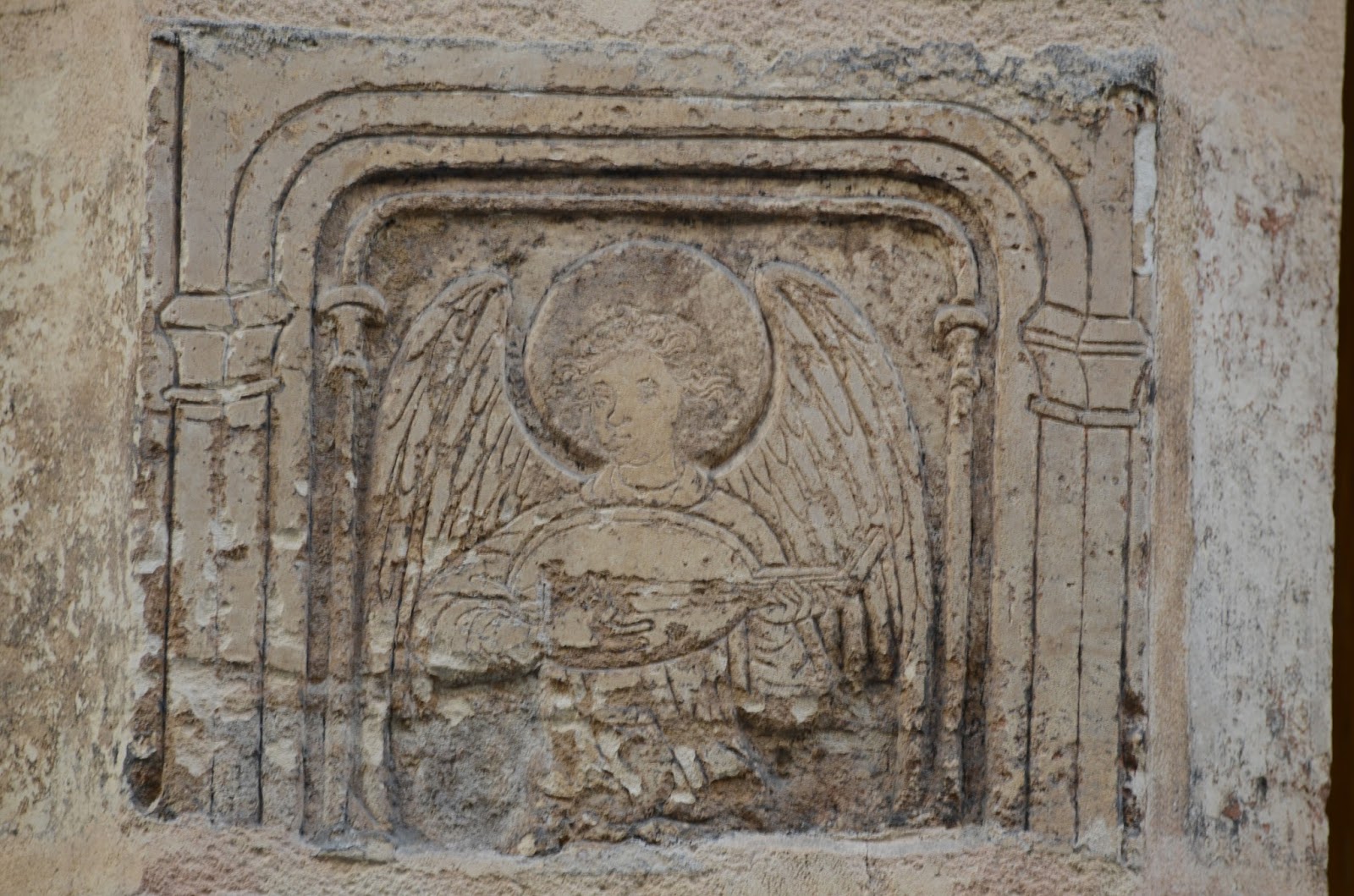 كان غلاف الكتاب مغطى برموز و كتابات غريبه استطاع فلاميل أن يتعرف على ...