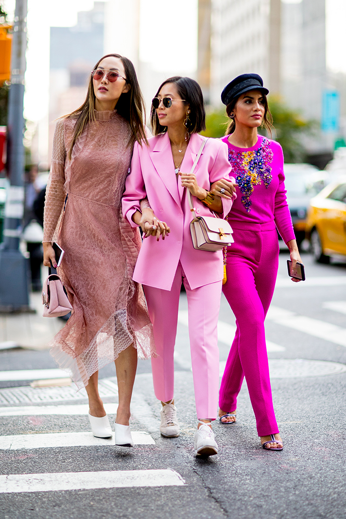 SEASONAL TREND; EL TRAJE ROSA.-