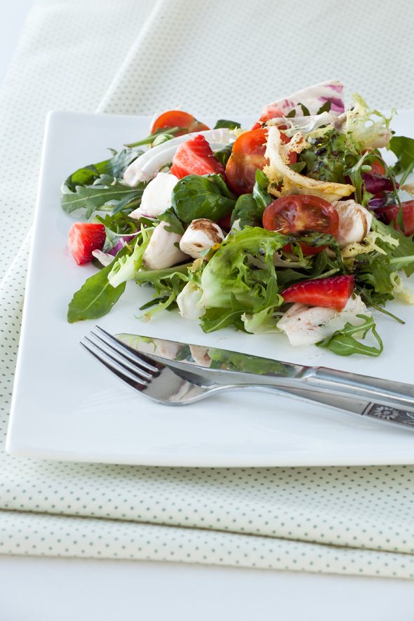 Roheline salat maasikate ja mozzarellaga | TOIDUJUTUD