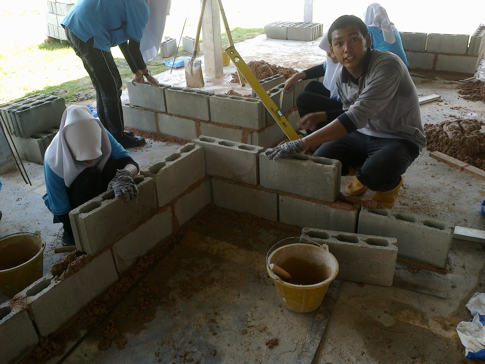 Teknologi Pembinaan: Amali memasang tetulang pada batu blok berongga.