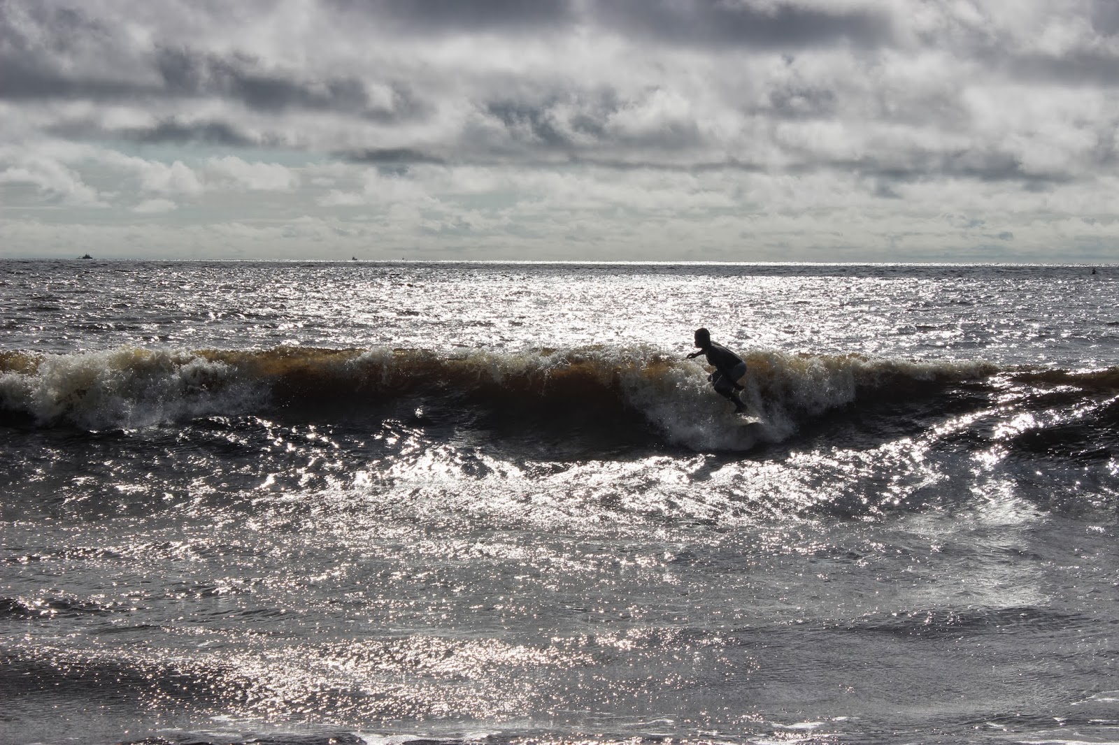 Der einsame Surfer - the (l)on(e)ly surfer of Kribi | itchyfeetish