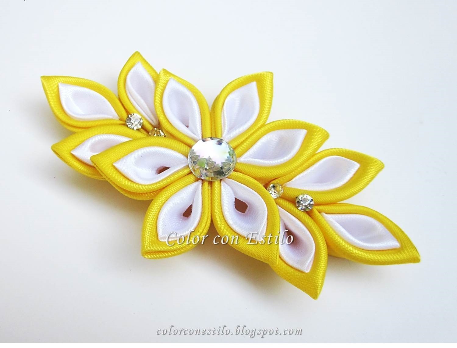 Un lindo detalle: Gancho con Flor Kanzashi Amarillo con Blanco