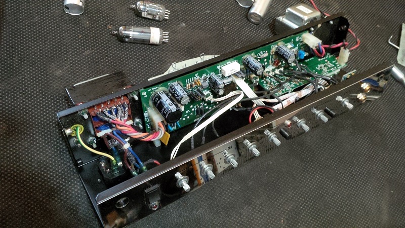 Membaiki alatan muzik : Laney VC15-110