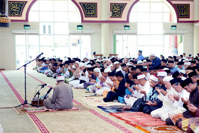 Maharum Bugis Syah (MBS): Sultan Brunei Tunaikan Solat Jumaat Buat ...