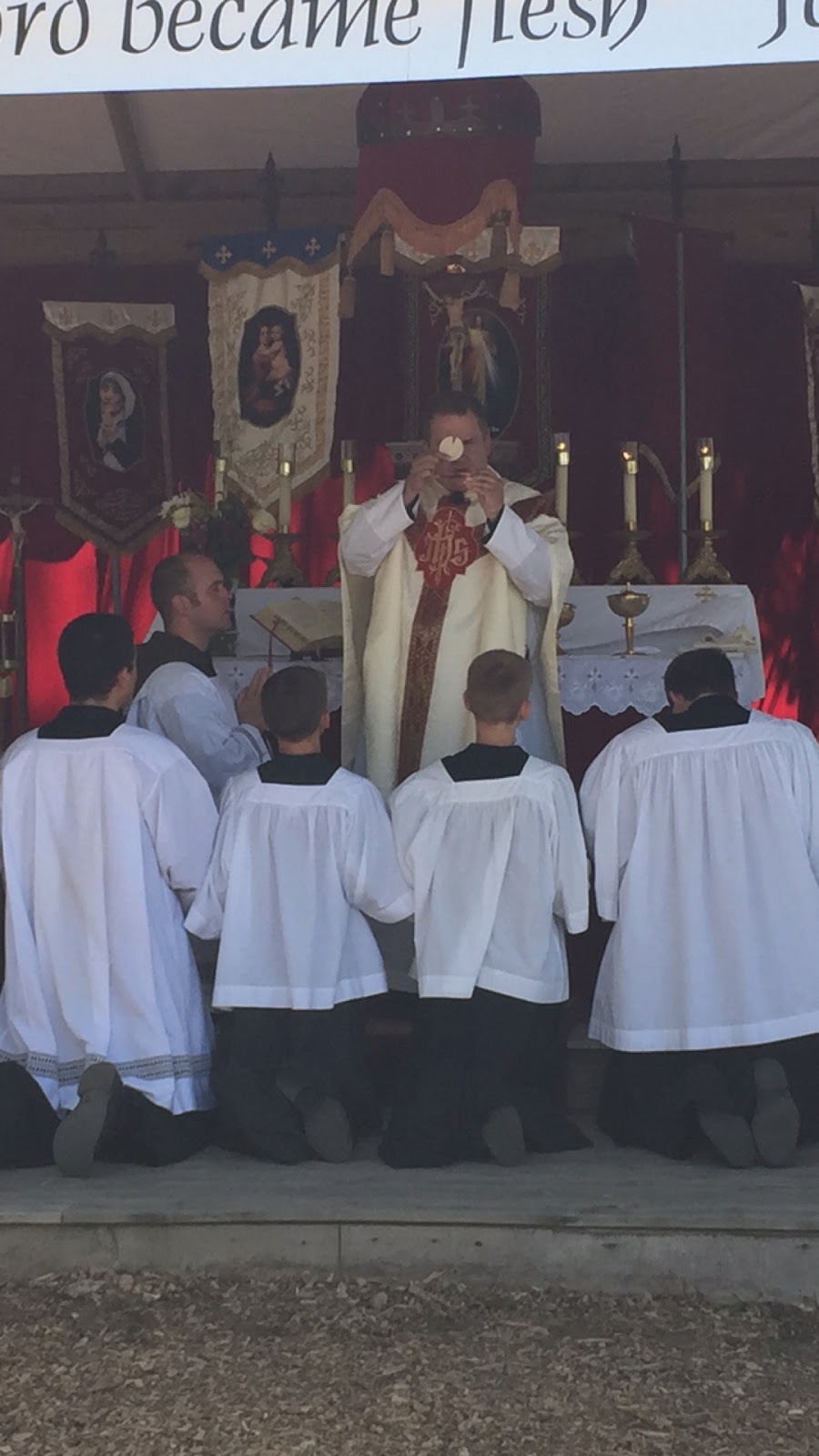 New Liturgical Movement: More Outdoor Mass Photos