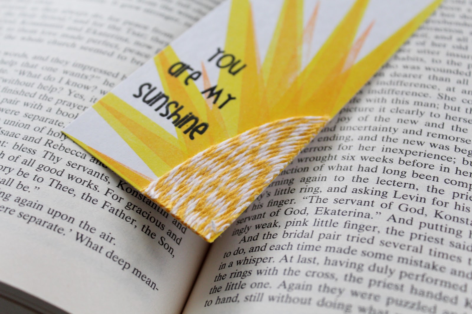 Kissin' Krafts: Brightening your Reading with a Trendy Bookmark!