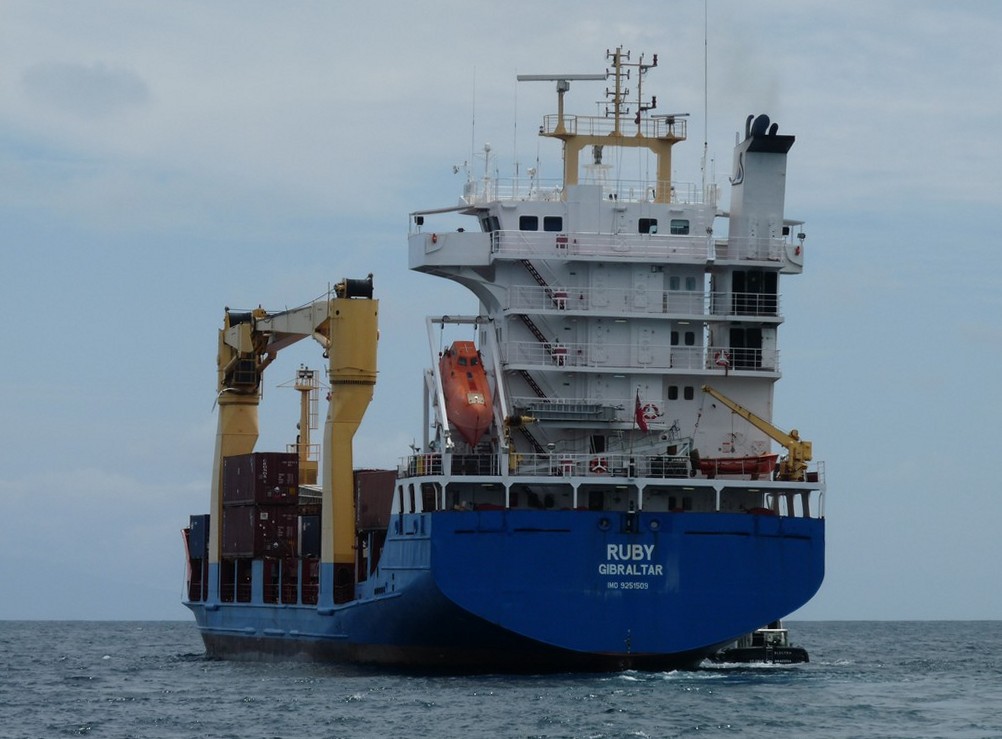 O Porto da Graciosa: Dia de dupla, "Ruby" e "Express Santorini"