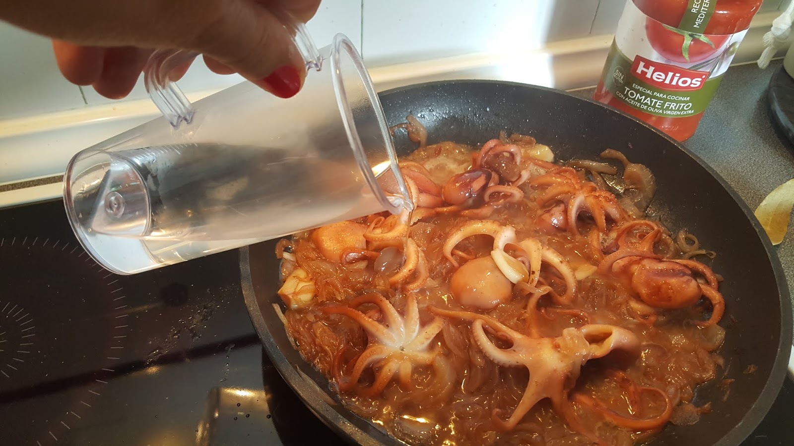 LA VIOLETA POBLENOU: PULPITOS CON CEBOLLA Y TOMATE FRITO