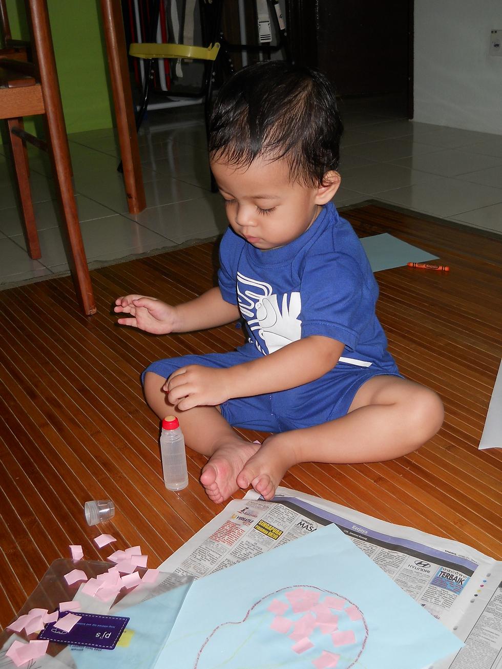 my sweet story: Aktiviti Humaira: gunting dan tampal