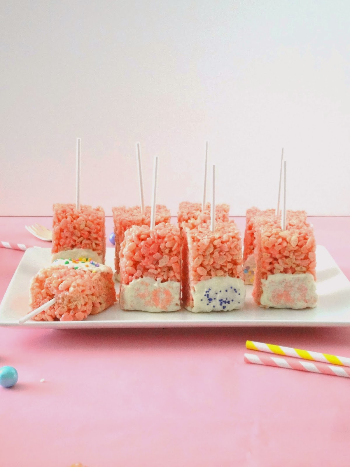 tast-e | baking and caking adventures: Strawberry Rice Crispy Pops