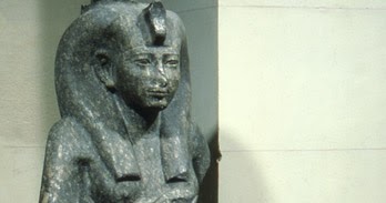 Imagenes de Egipto: The goddess Isis suckling her son Horus