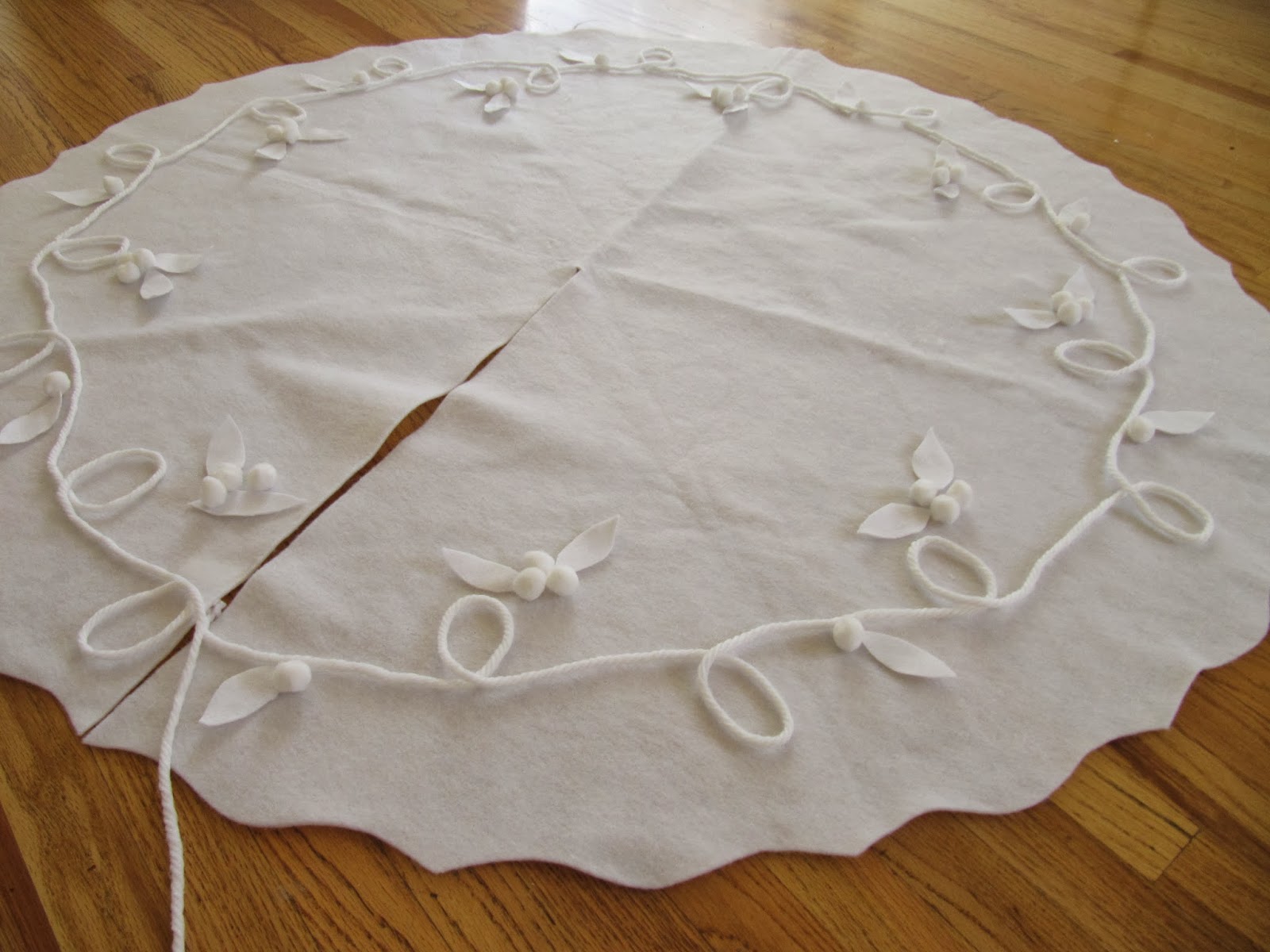 How to make a cute felt tree skirt - The Wicker House