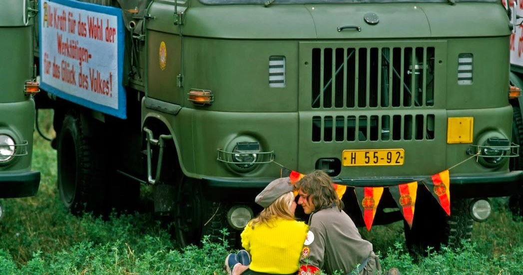 55 Interesting Color Photographs That Capture Daily Life in East ...