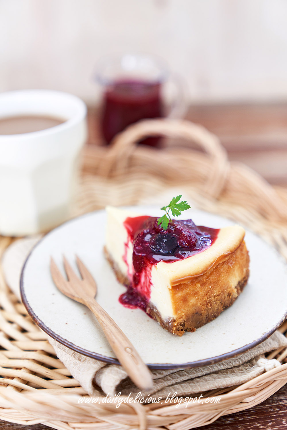 dailydelicious: White chocolate cheesecake with berry sauce