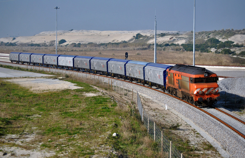 Comboios no porto de Aveiro (parte exterior do porto) ~ Estivadores de ...