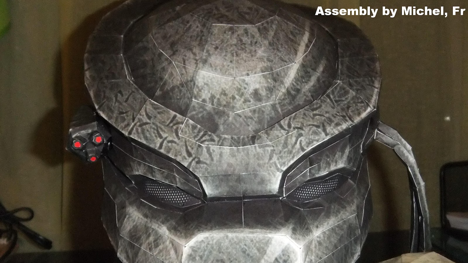 Noturno Sukhoi: Predator Bio Mask_papercraft por Michel