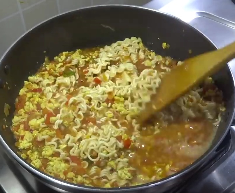 How to make Egg Maggi at Home | Step by Step Easy Egg Recipe ...