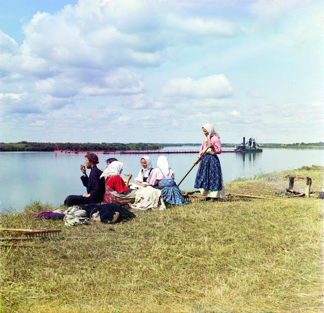 30 Extraordinary Color Photographs That Capture Everyday Life in Russia ...