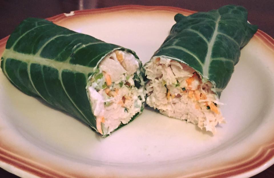 Wrap low carb com folha de couve e recheio de frango