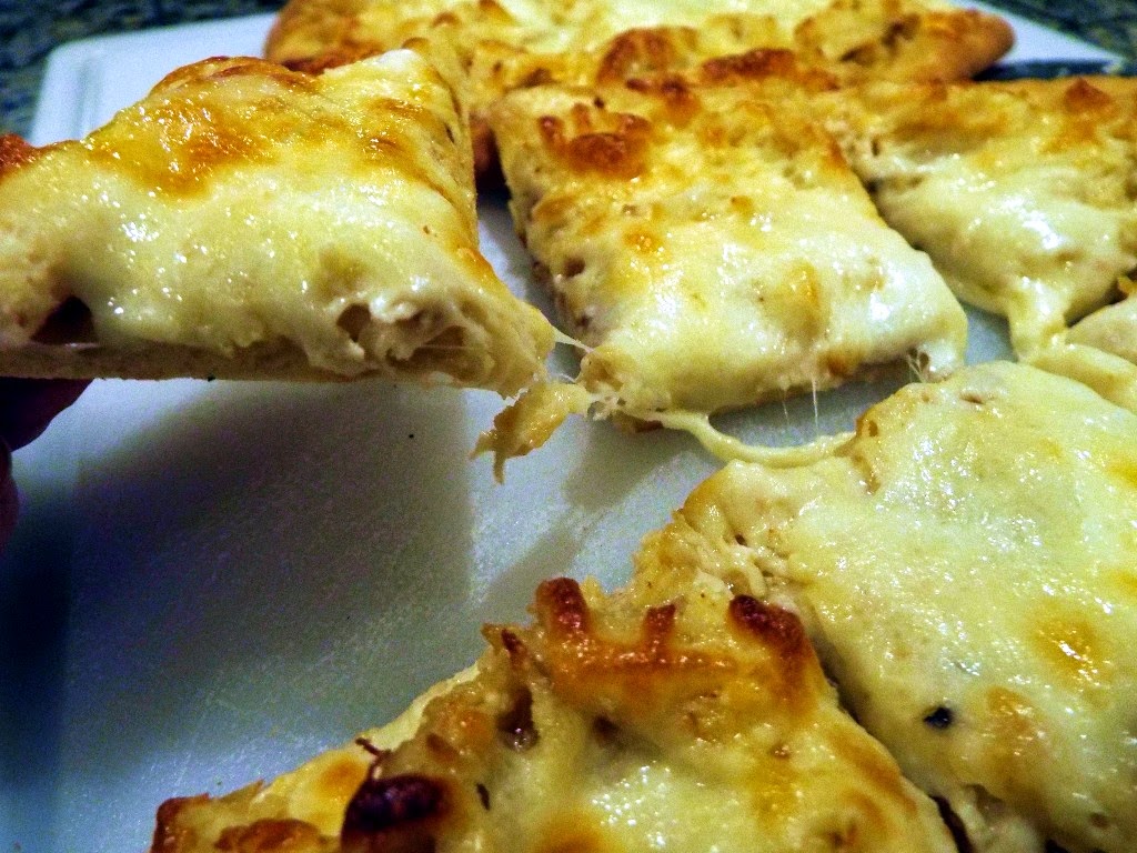 Clever, Crafty, Cookin' Mama: Cheesy Garlic Chicken Flat Bread