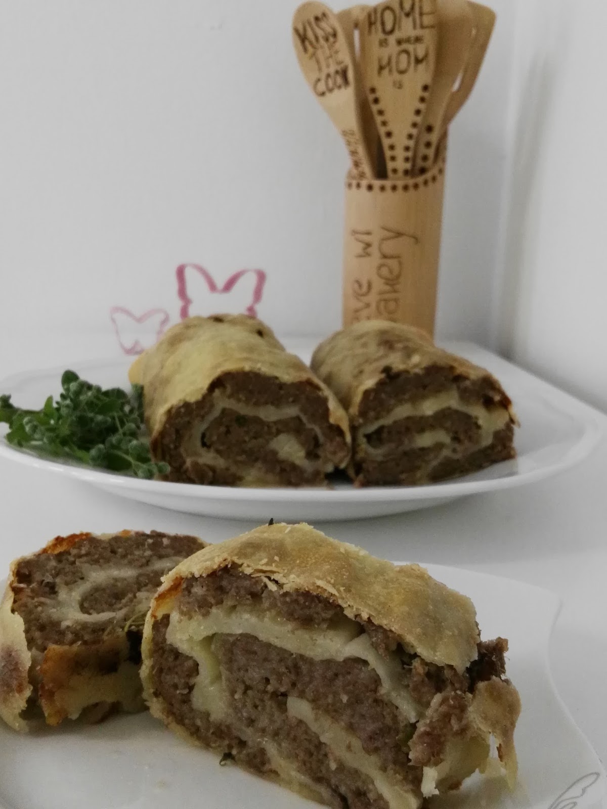 Pikanter Strudel mit Fleischfülle und frischen Kräutern