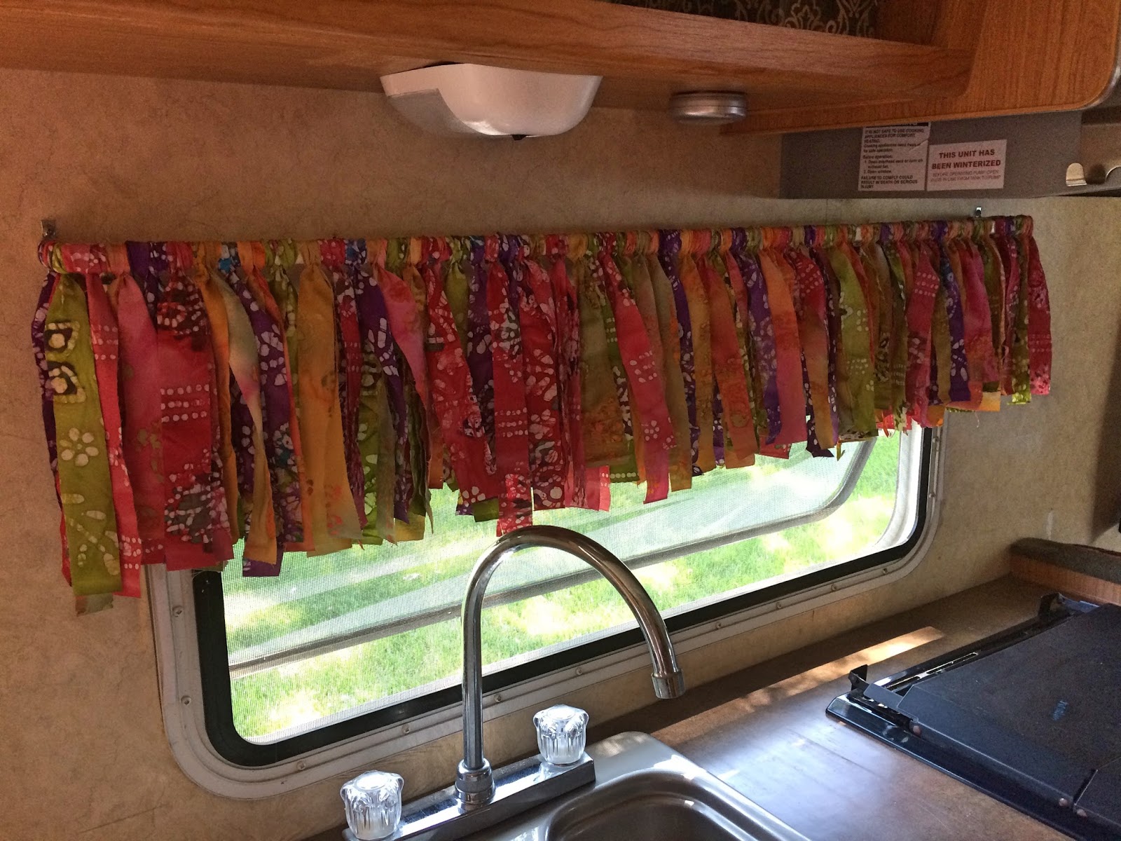 Little Scraps of Happiness: Travel Trailer Window Valance