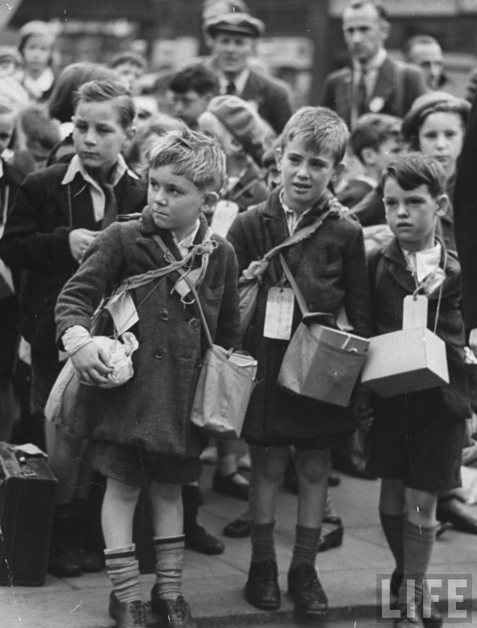 21 Amazing Vintage Photographs That Show Evacuees the Measures Being ...
