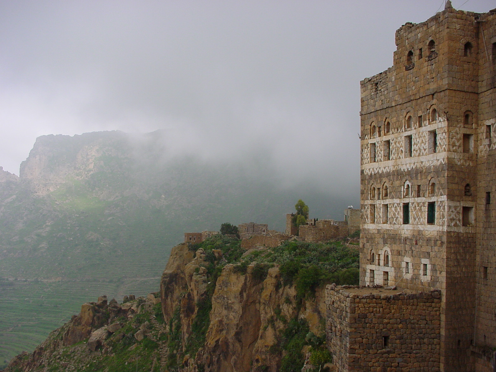 Phoebettmh Travel: (Yemen) - Al Hajarah - Walled city in the mist