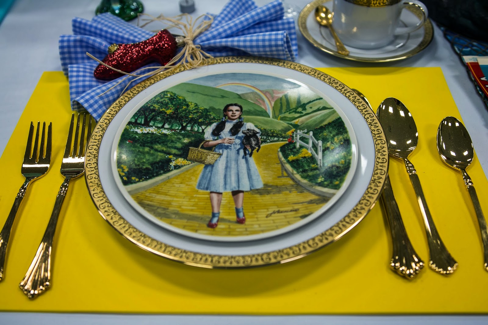 The Fun of Outdoor Movies: Movie Themed Place Setting for Your Outdoor ...