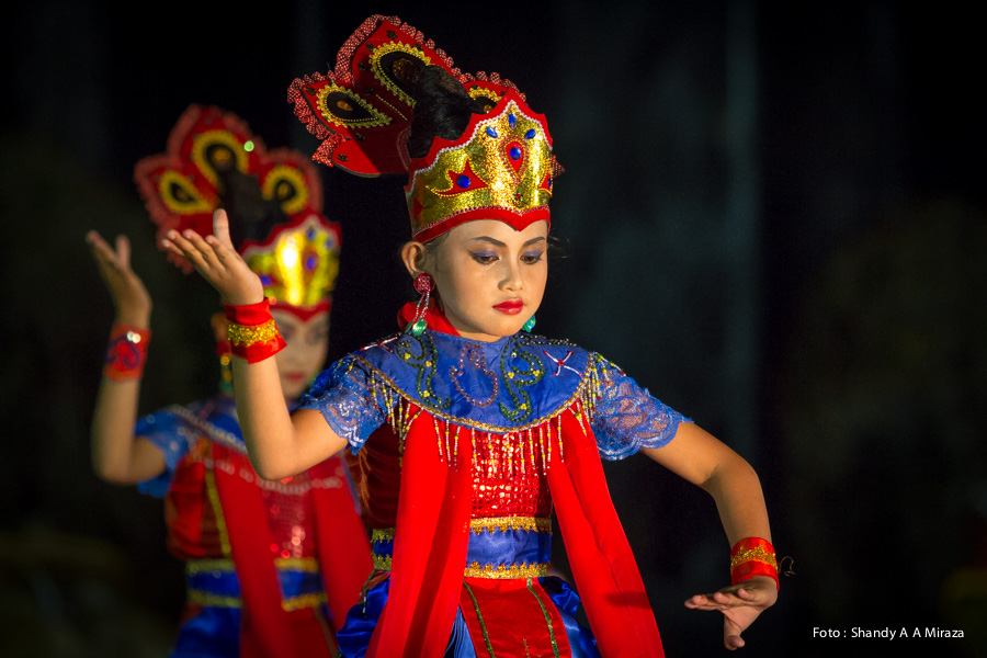 Reyog & Tari Malam Bulan Purnama Panggung Utama Alon - Alon Ponorogo ...
