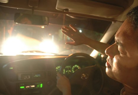 Cara Mengatasi Silau saat Berkendara Di Malam Hari | GARDA OTO ...
