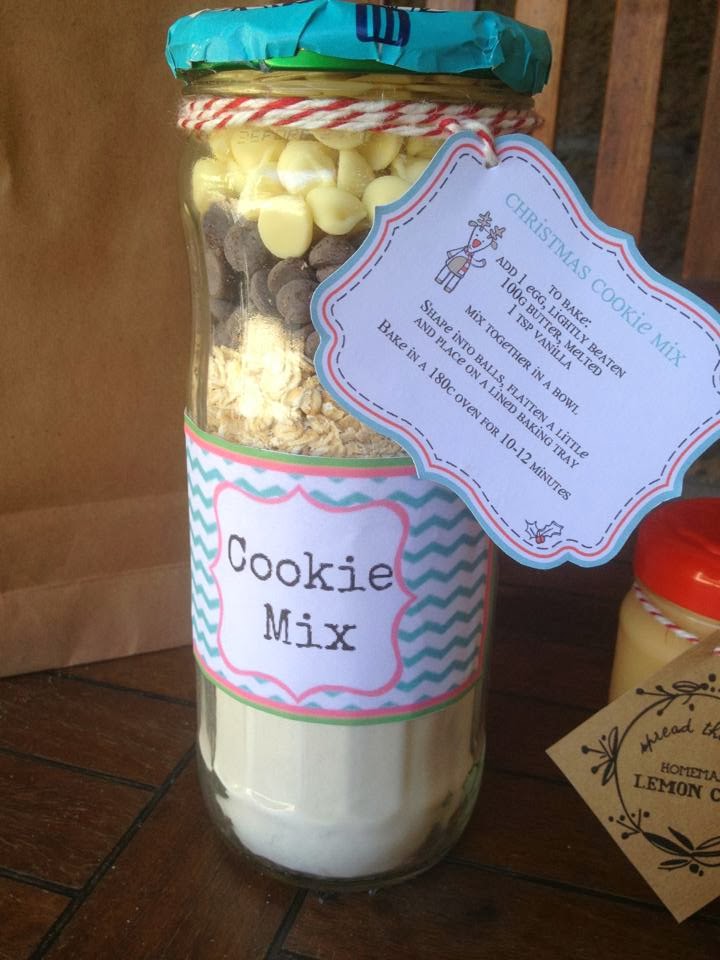 The Naked Pantry: Christmas Cookie Mix in a Jar {Printable Labels}