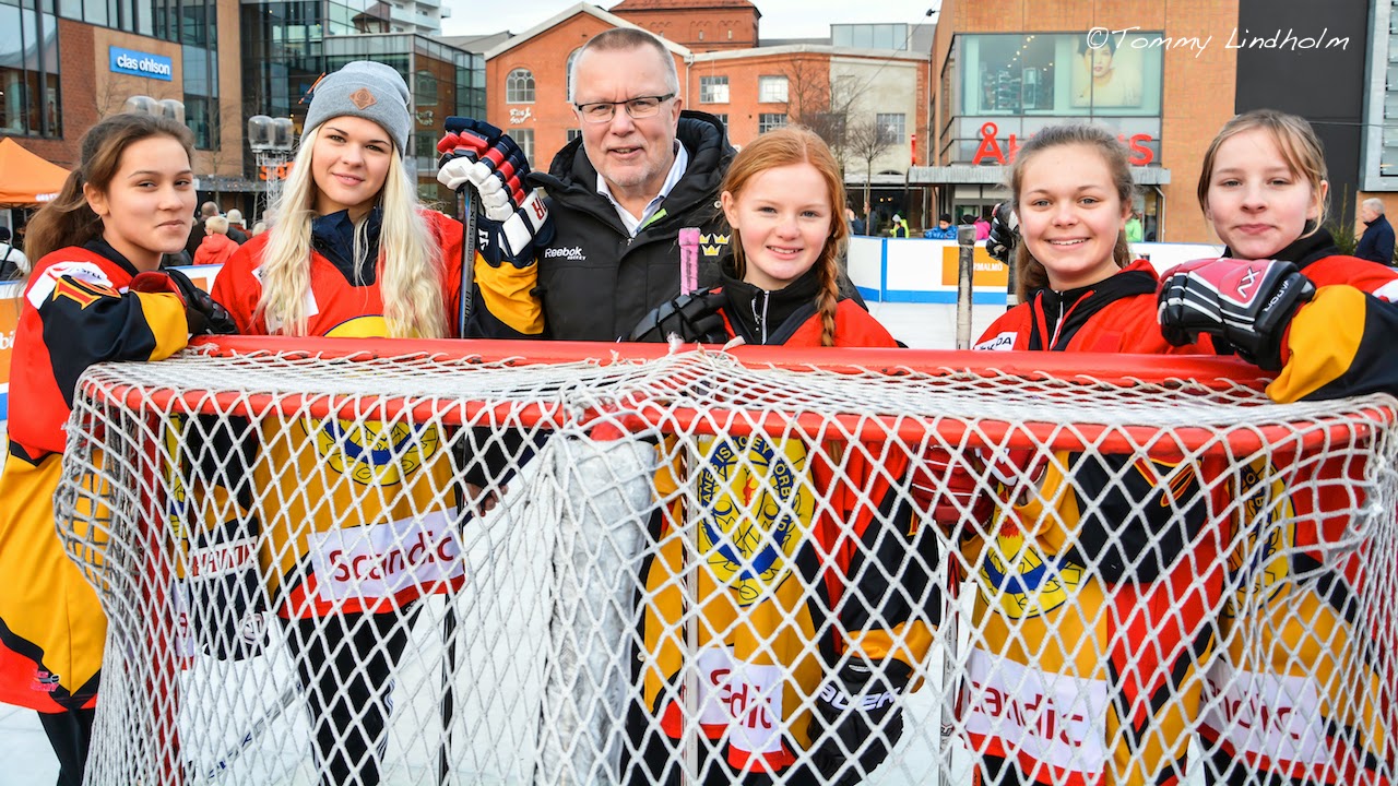Foto och andra bilder: Leif Boork och Dam-VM i ishockey