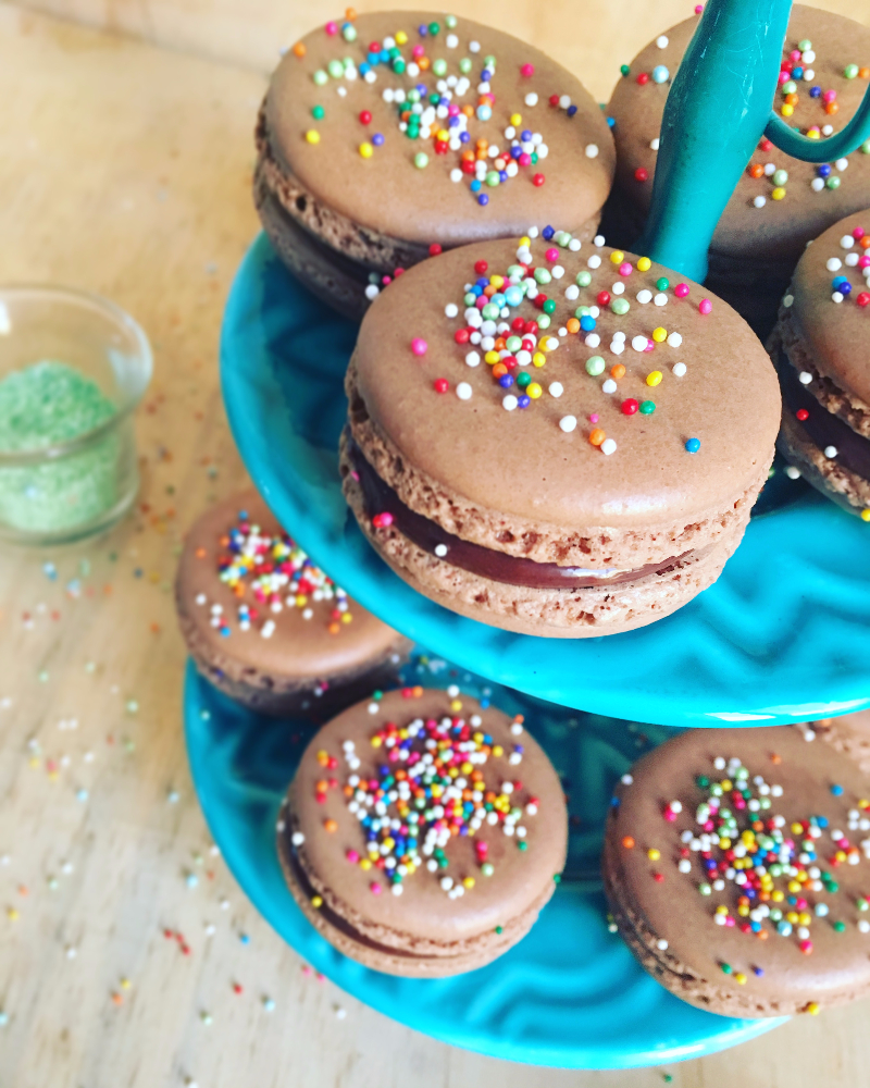 Macarons de chocolate con sprinkles: Mega tutorial - Delirios de Cocina