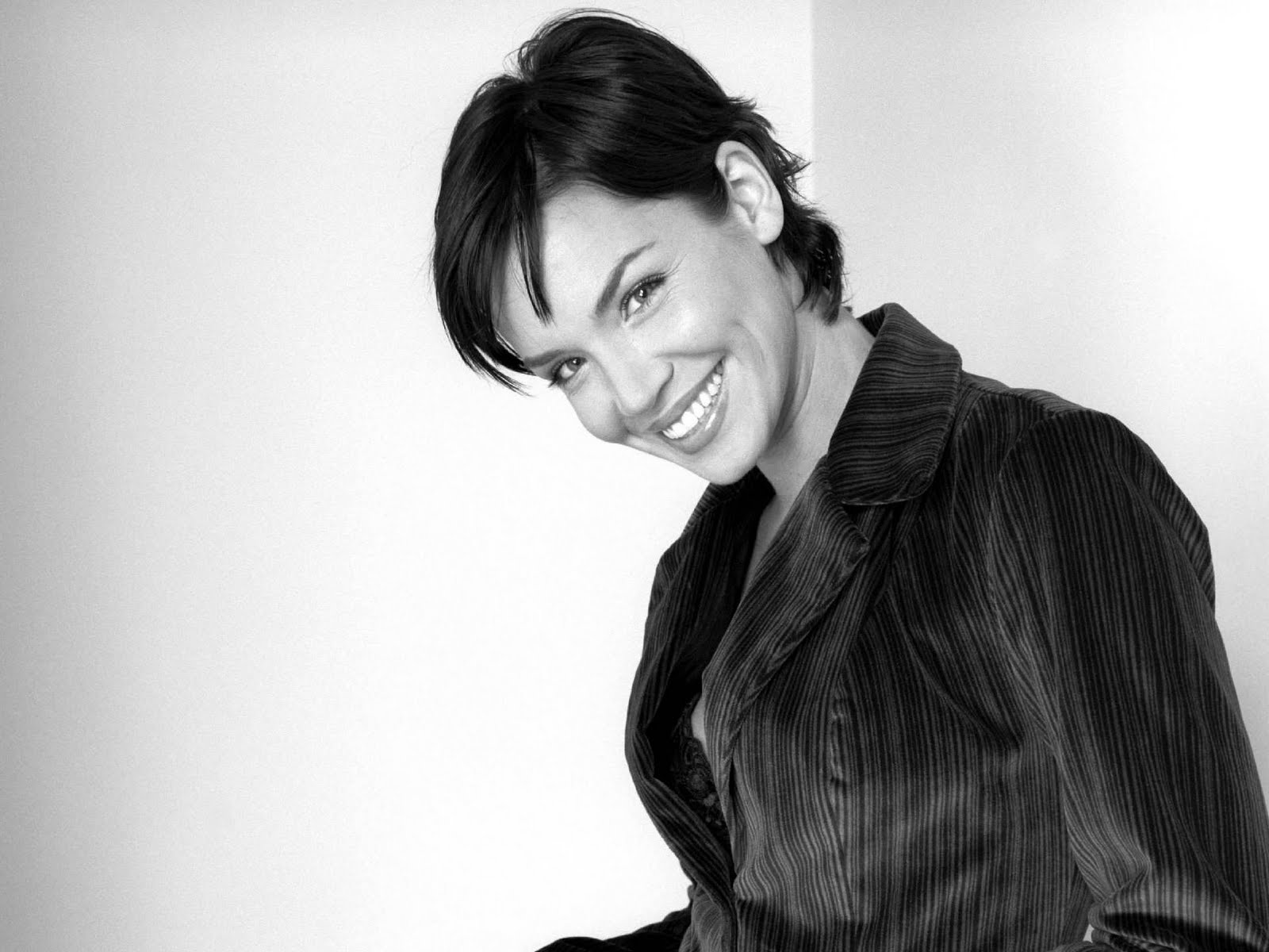 Ashley Scott Hot Pictures, Photo Gallery & Wallpapers