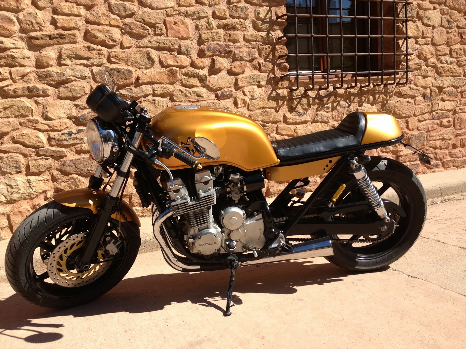 MORLAKO KUSTOM: LA AVISPA ( CAFE RACER )