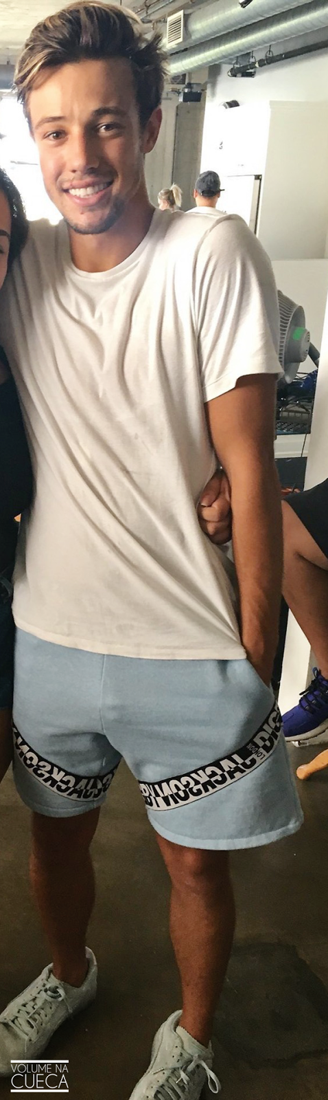 Cameron Dallas sem cueca exibindo volume no short - Volume na Cueca