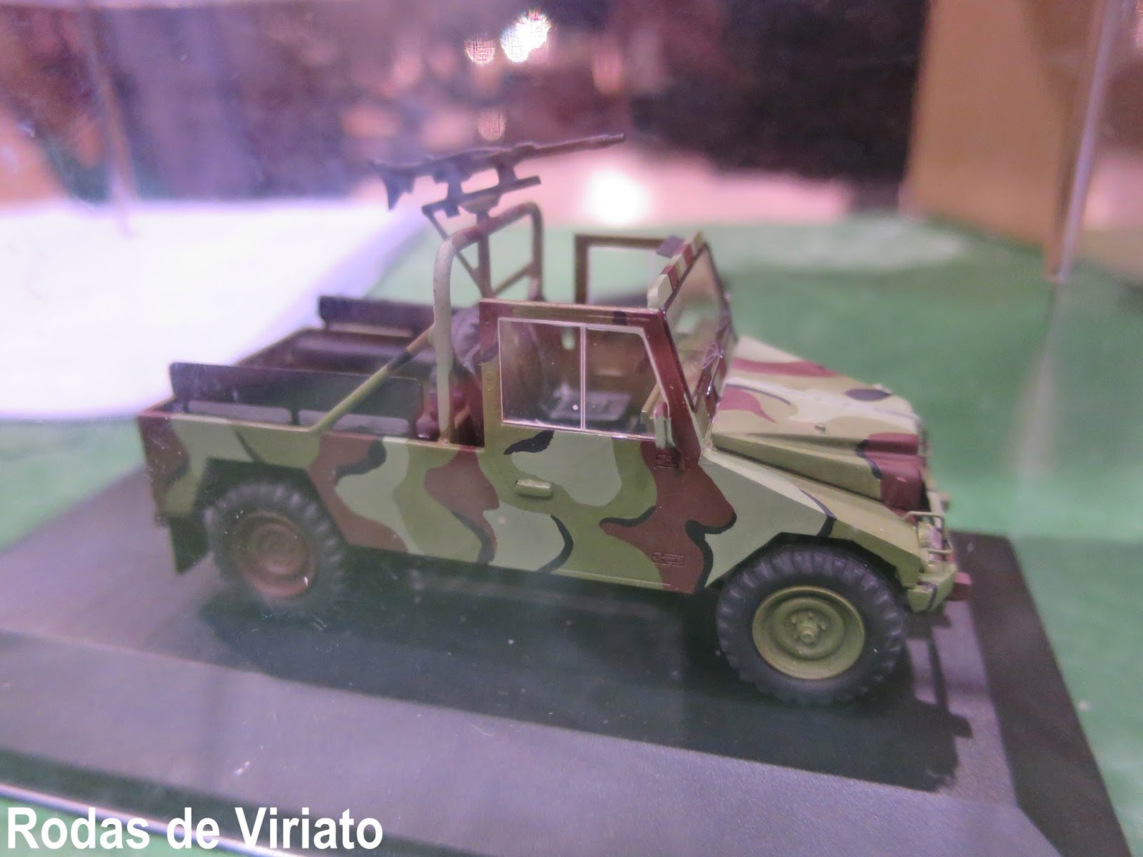 Miniatura jipe militar UMM 4x4 com metralhadora
