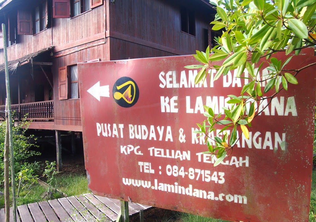 Travelholic: Jerunai; a hanging coffins and burial poles at Lamin Dana ...