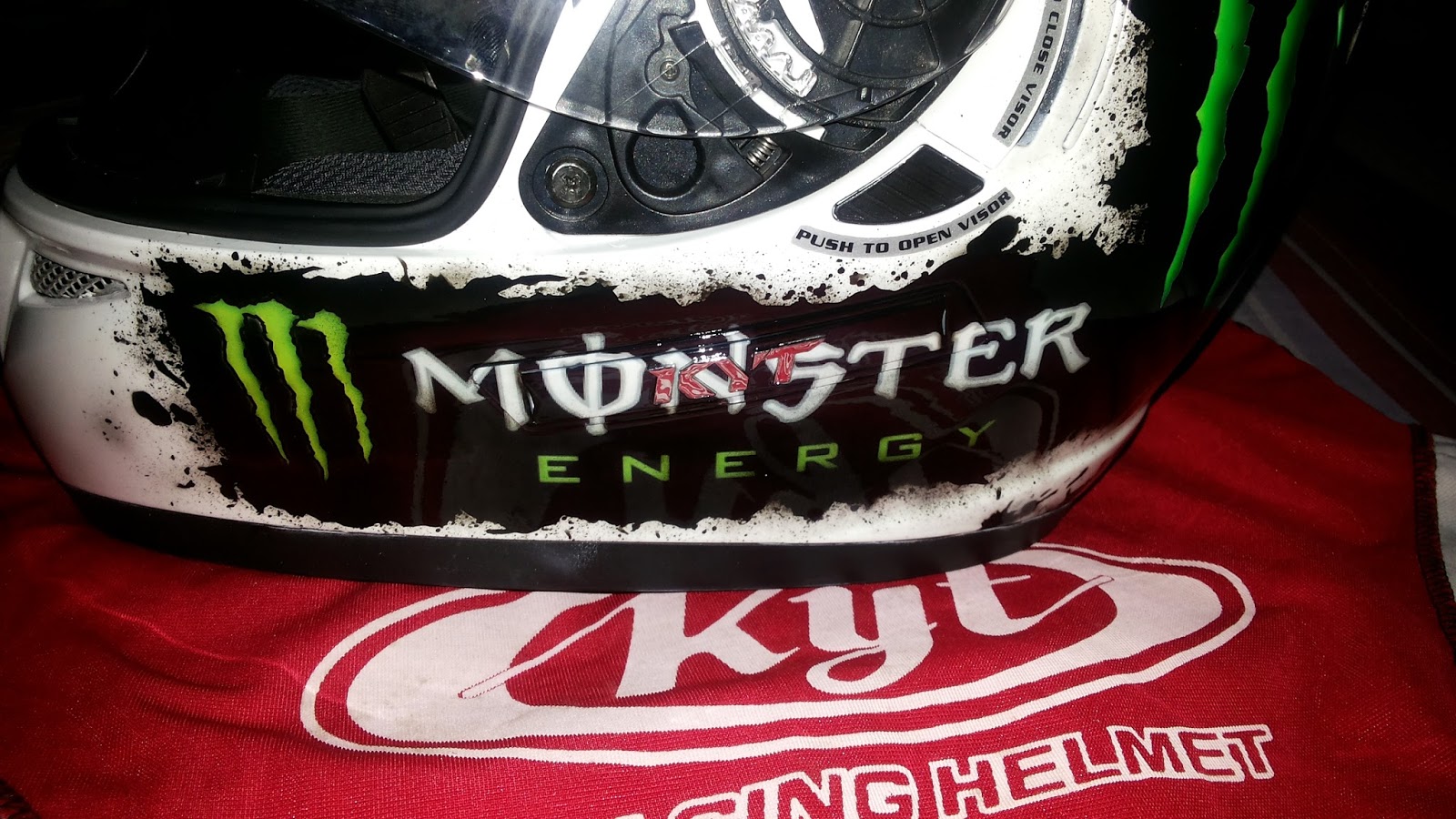 Cat-airbrush.blogspot.co.id : Helm KYT airbrush Logo Monster Energy