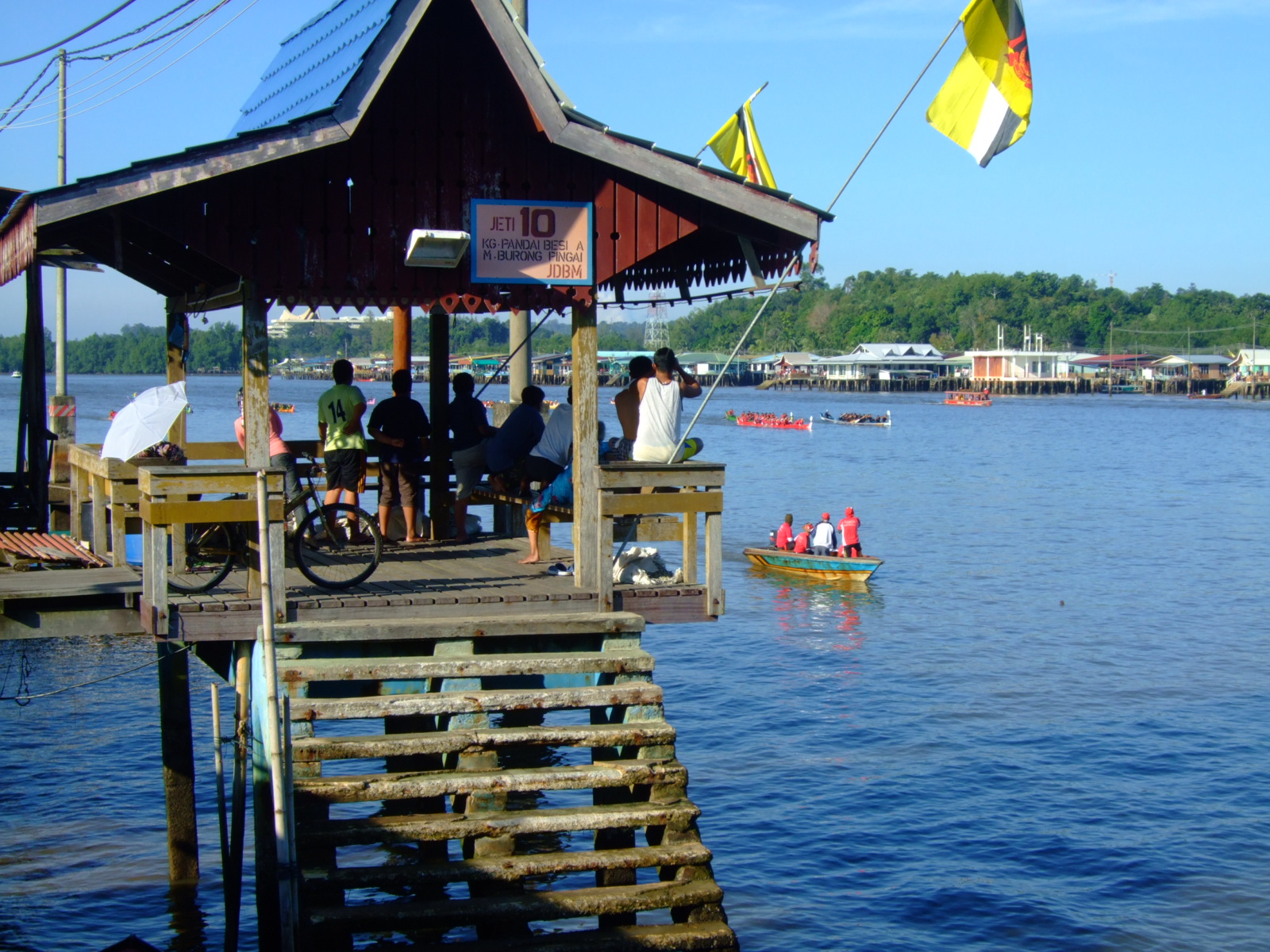Lumba Perahu Kayuh dan Lumba Perahu "Tambang"