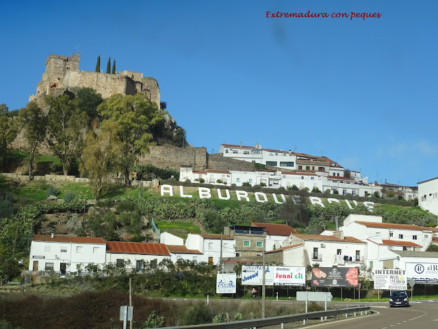 CASTILLO DE ALBURQUERQUE Y RUTA AL ALCORNOQUE "EL ABUELO"