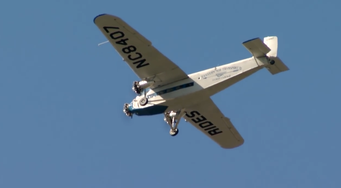 Travel With Hawkeye Blog: Fly The 1929 Ford Tri Motor - The First Ever ...