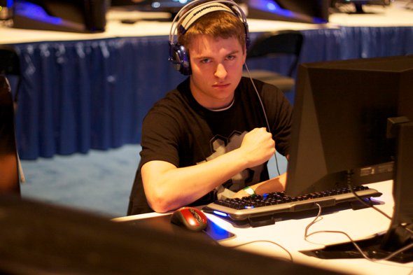 Starcraft 2 and eSports: Interview with VTFuture: Life of a Pro Gamer