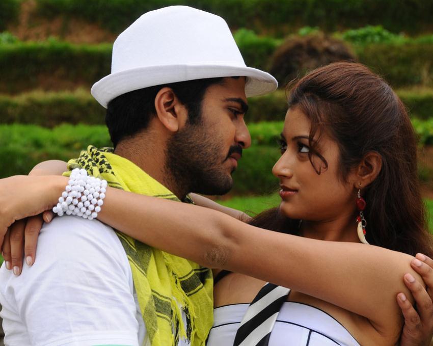 ACTRESS: Padhavi Movie Stills photos